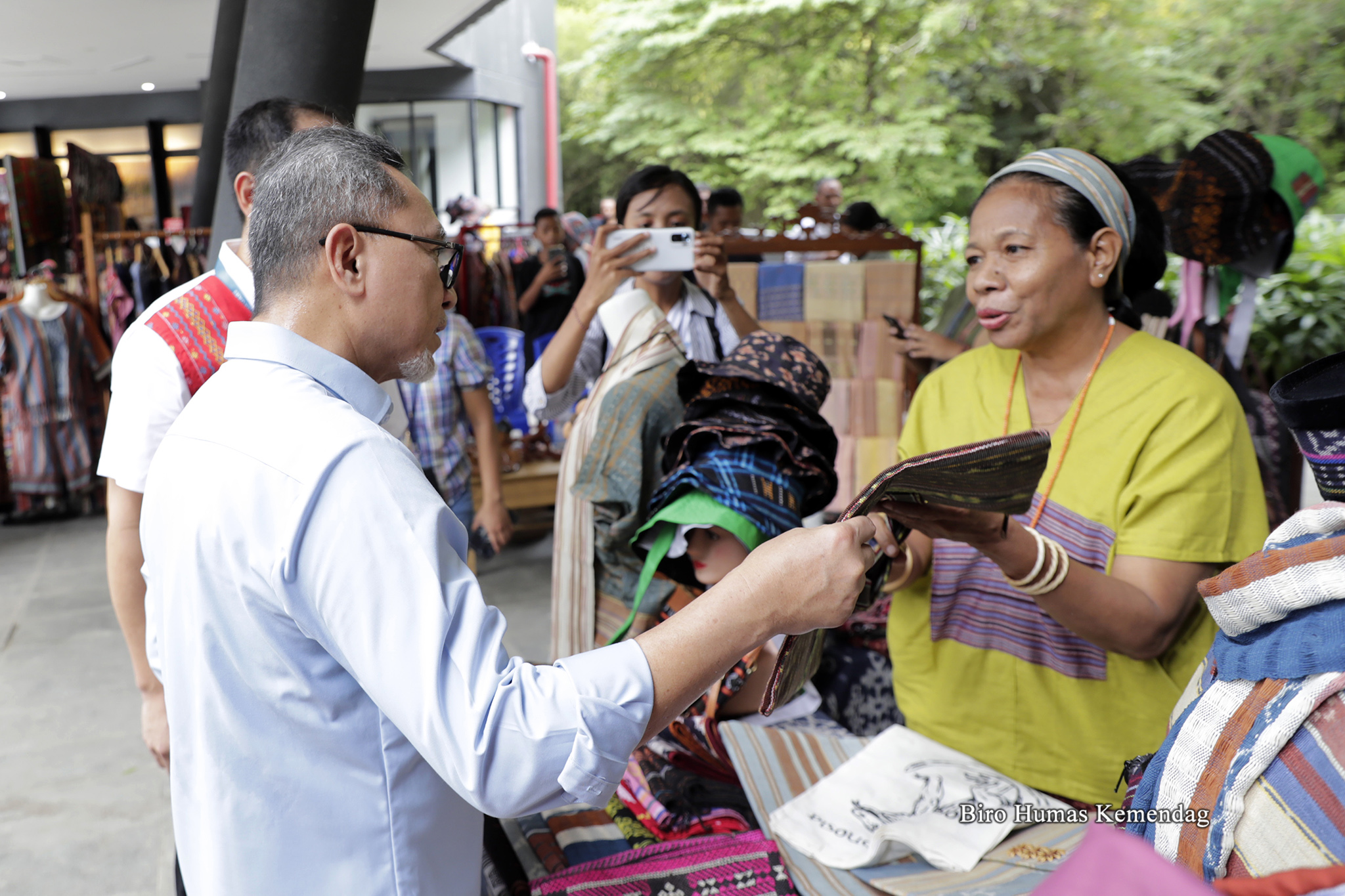 Kunjungan Mendag ke Pasar UMKM di Gua Batu Cermin - Kementerian ...