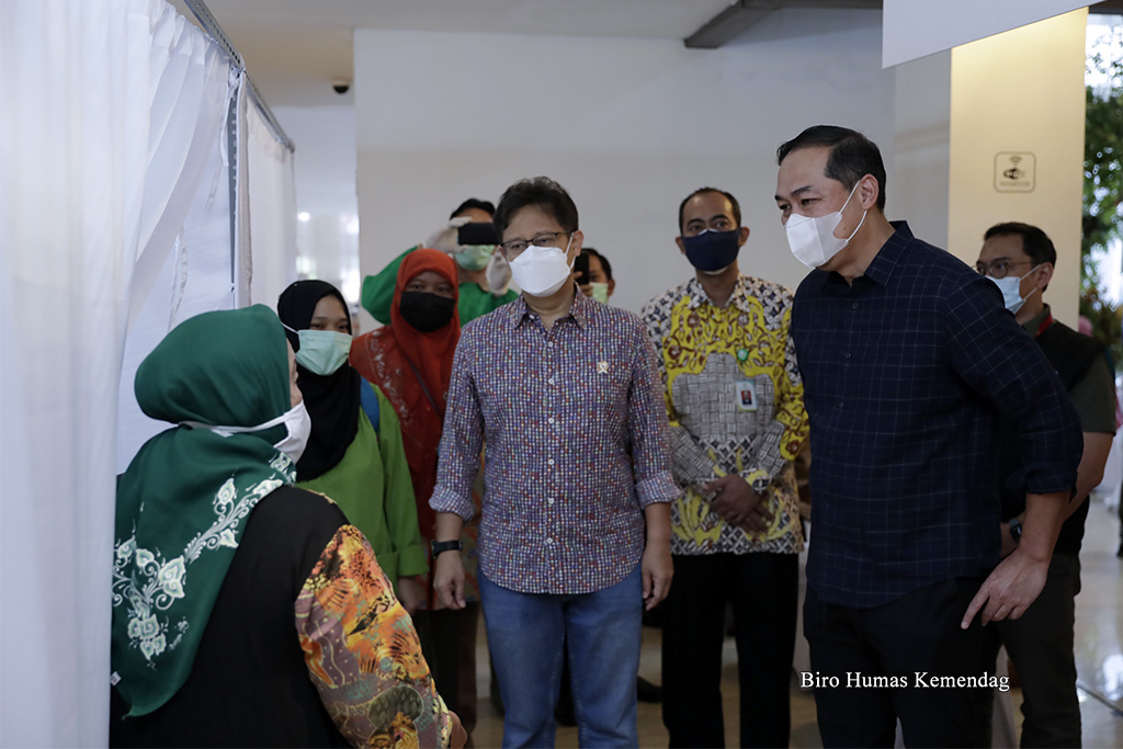 Mendag dan Menkes Meninjau Pelaksanaan Vaksinasi Covid-19 Tahap Pertama ... Mendag dan Menkes Meninjau Pelaksanaan Vaksinasi Covid-19 Tahap Pertama ...