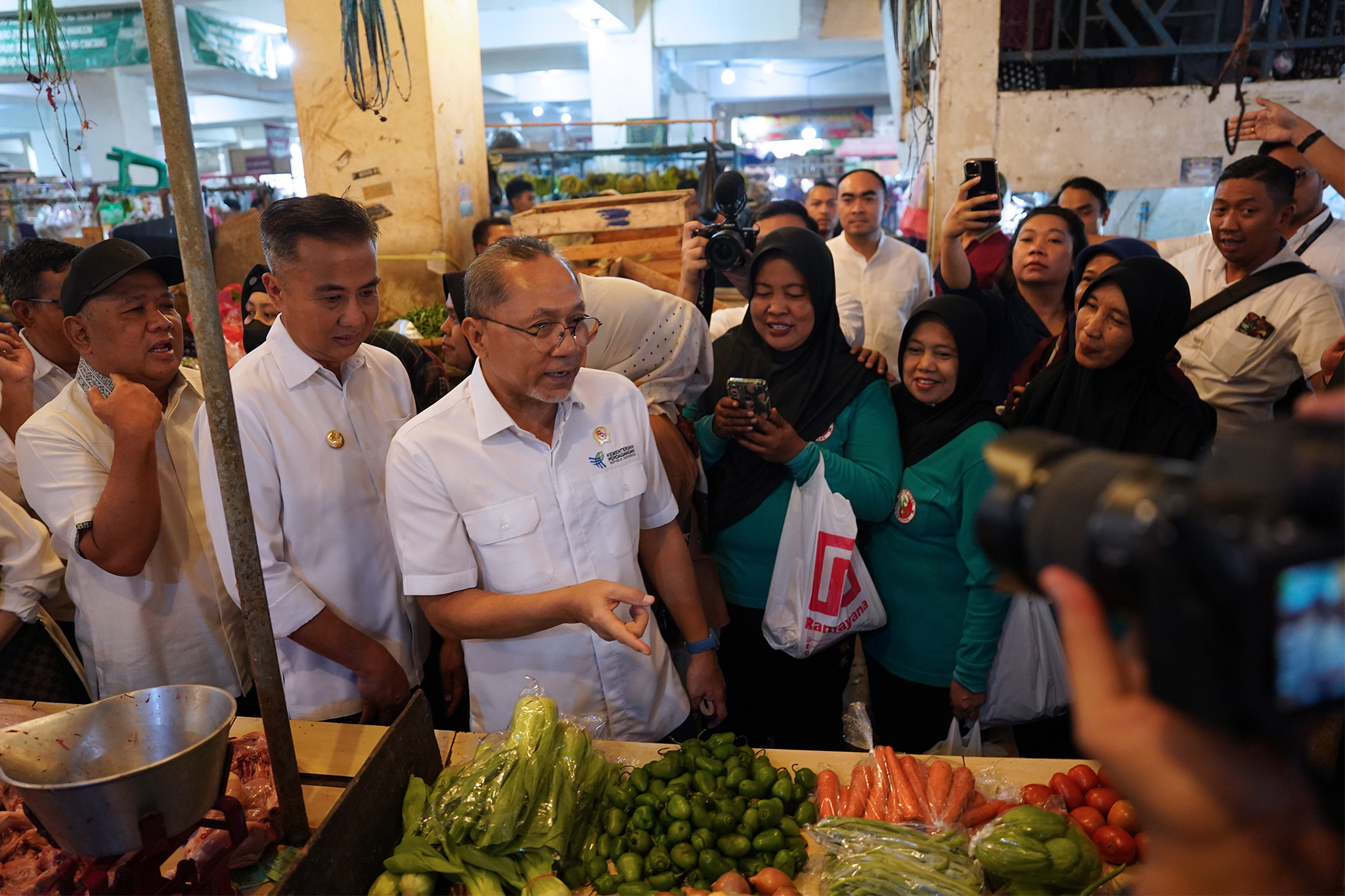 Mendag Meninjau Harga dan Stok Bapok di Pasar Tagog Padalarang ...