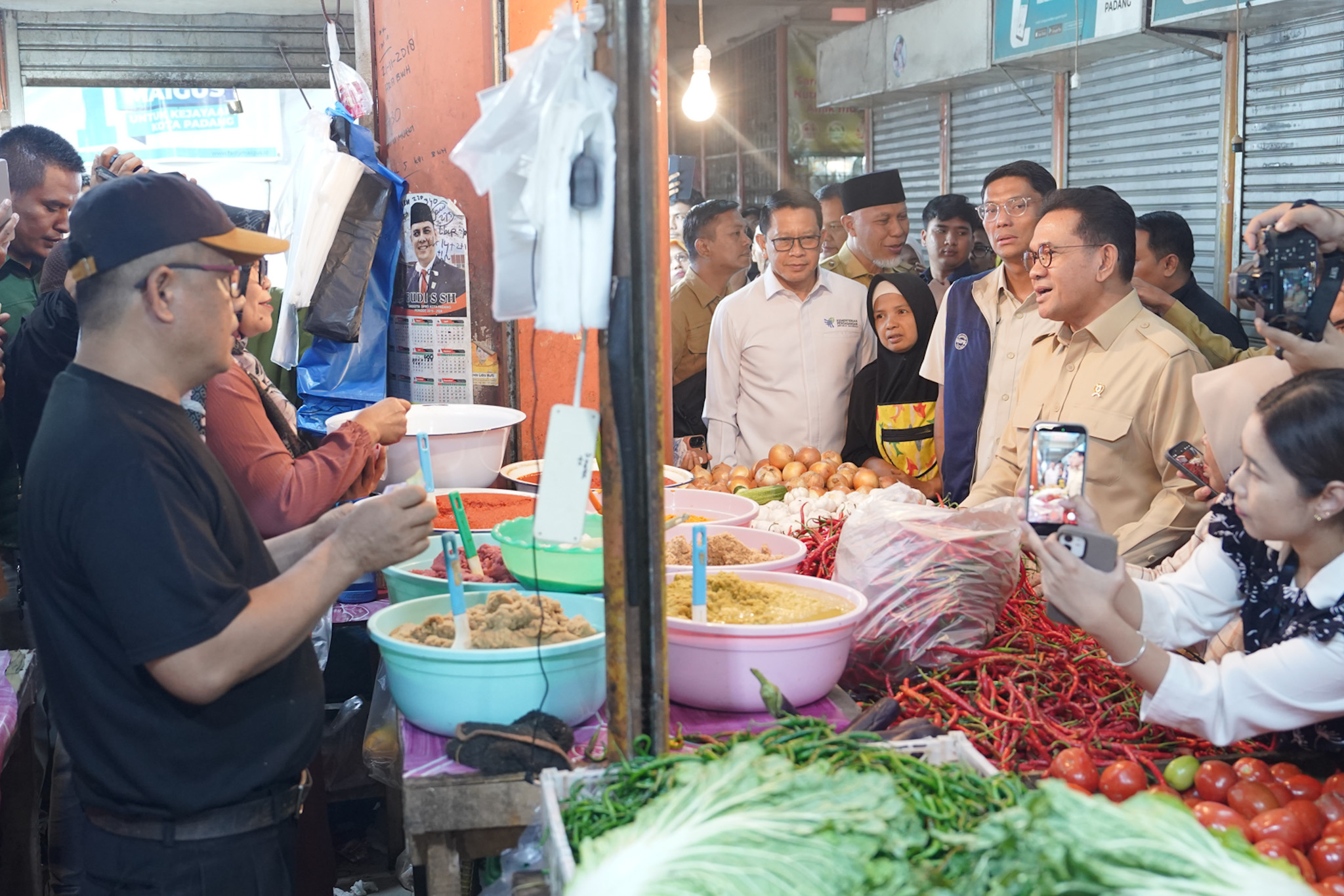 Mendag Tinjau Bapok Jelang Nataru di Pasar Raya Padang | Kementerian ...