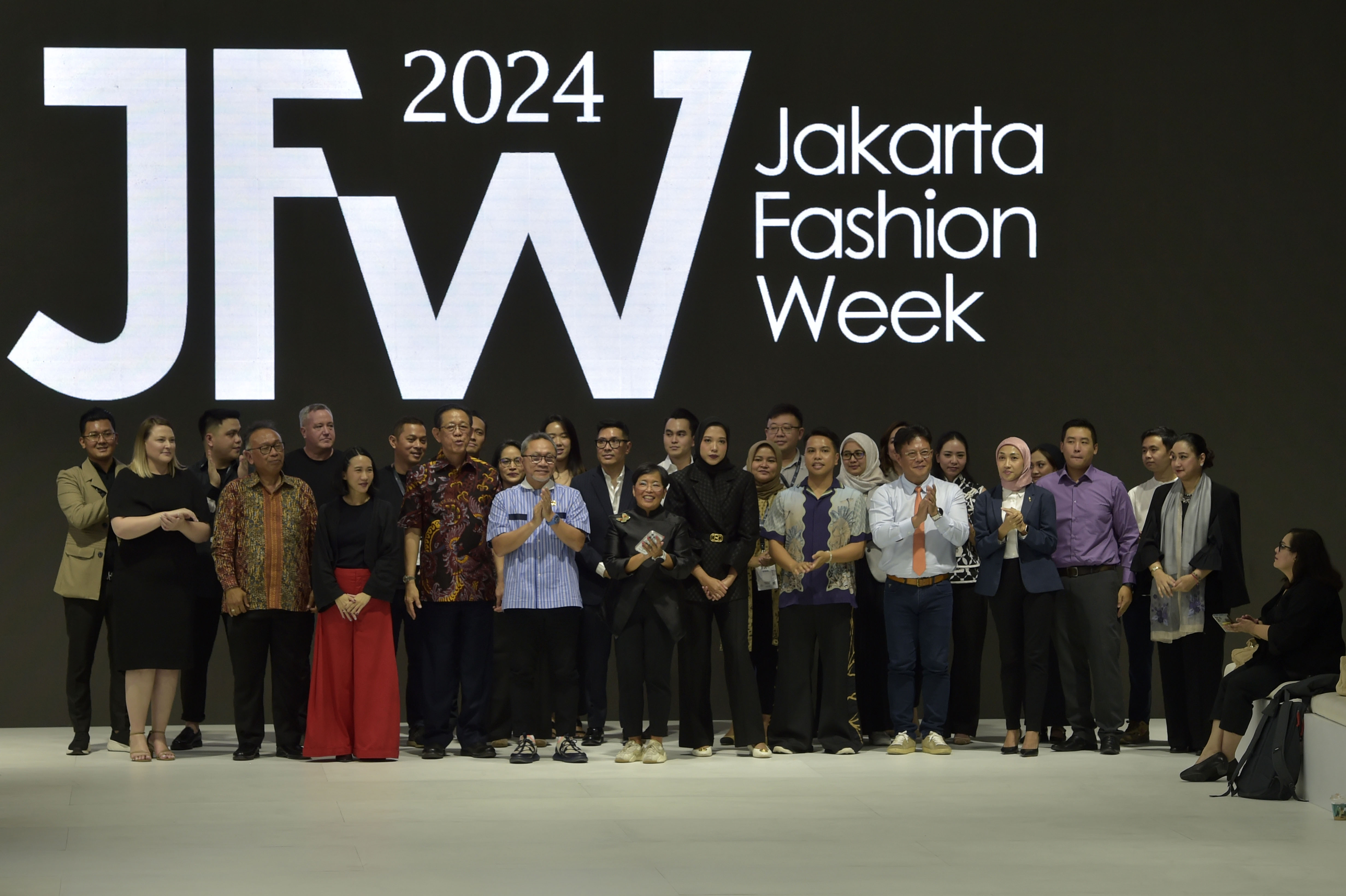 Mendag pada Jakarta Fashion Week 2024 - Kementerian Perdagangan ...