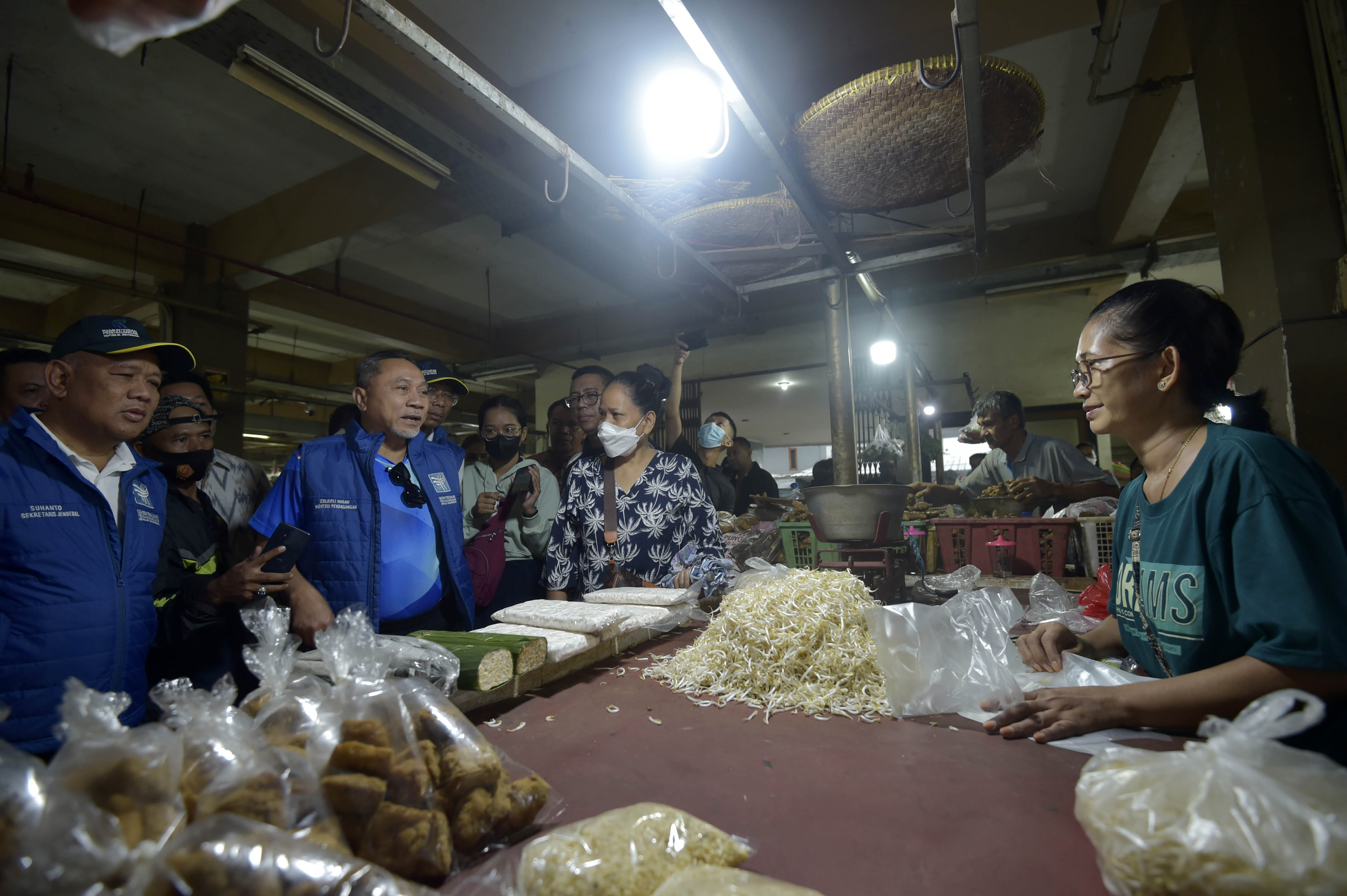 Mendag Memantau Stok dan Harga Bapok di Pasar Cisalak, Depok ...