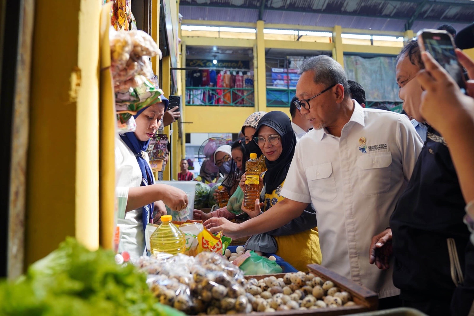 Mendag Kunjungi Pasar Soponyono, Surabaya - Kementerian Perdagangan ...