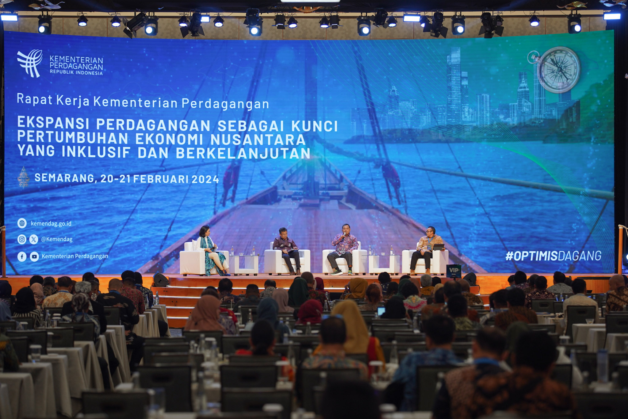 Diskusi Panel "Peningkatan Perdagangan Antarwilayah" - Kementerian ...