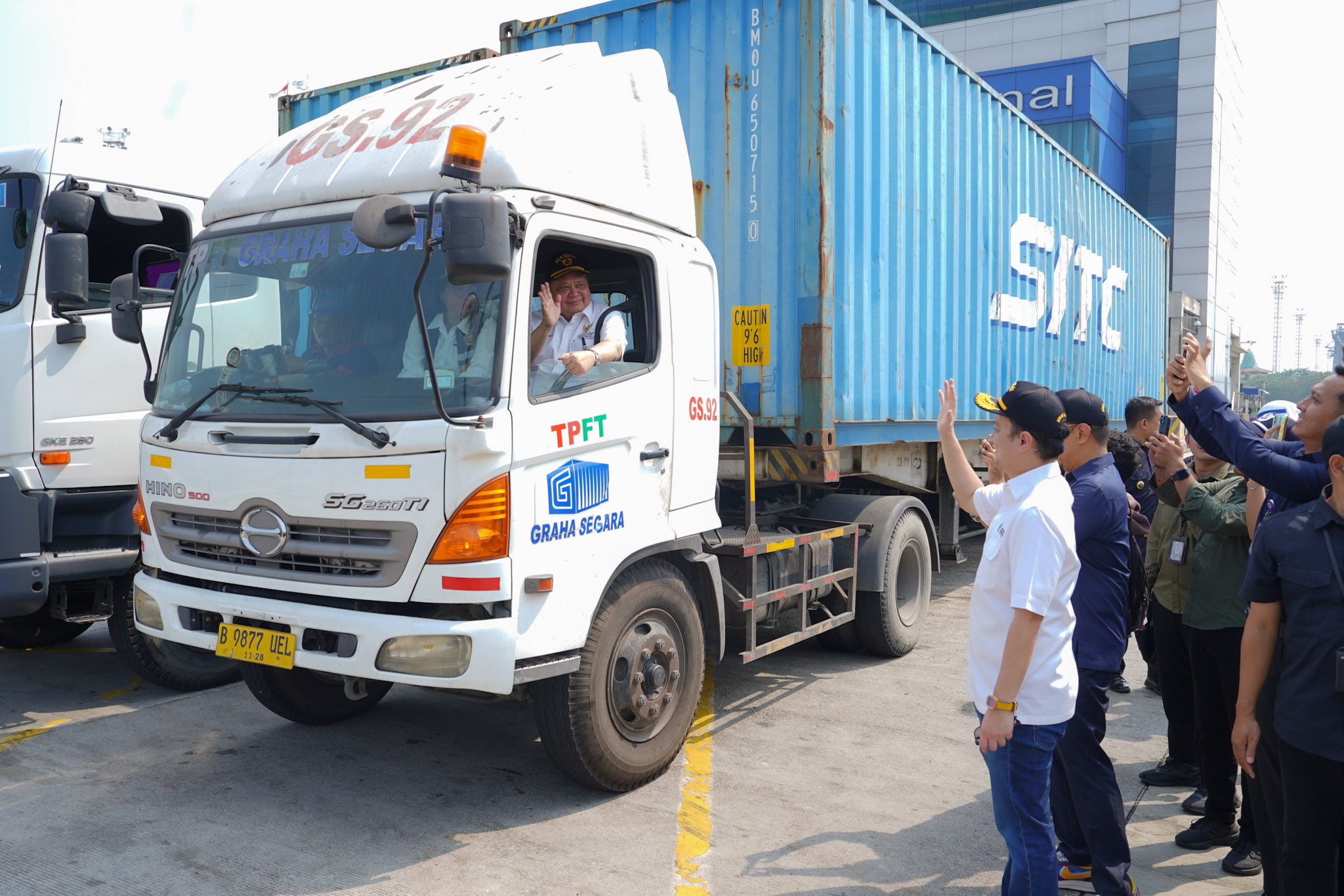 Pelepasan Kontainer di Jakarta International Container Terminal ...