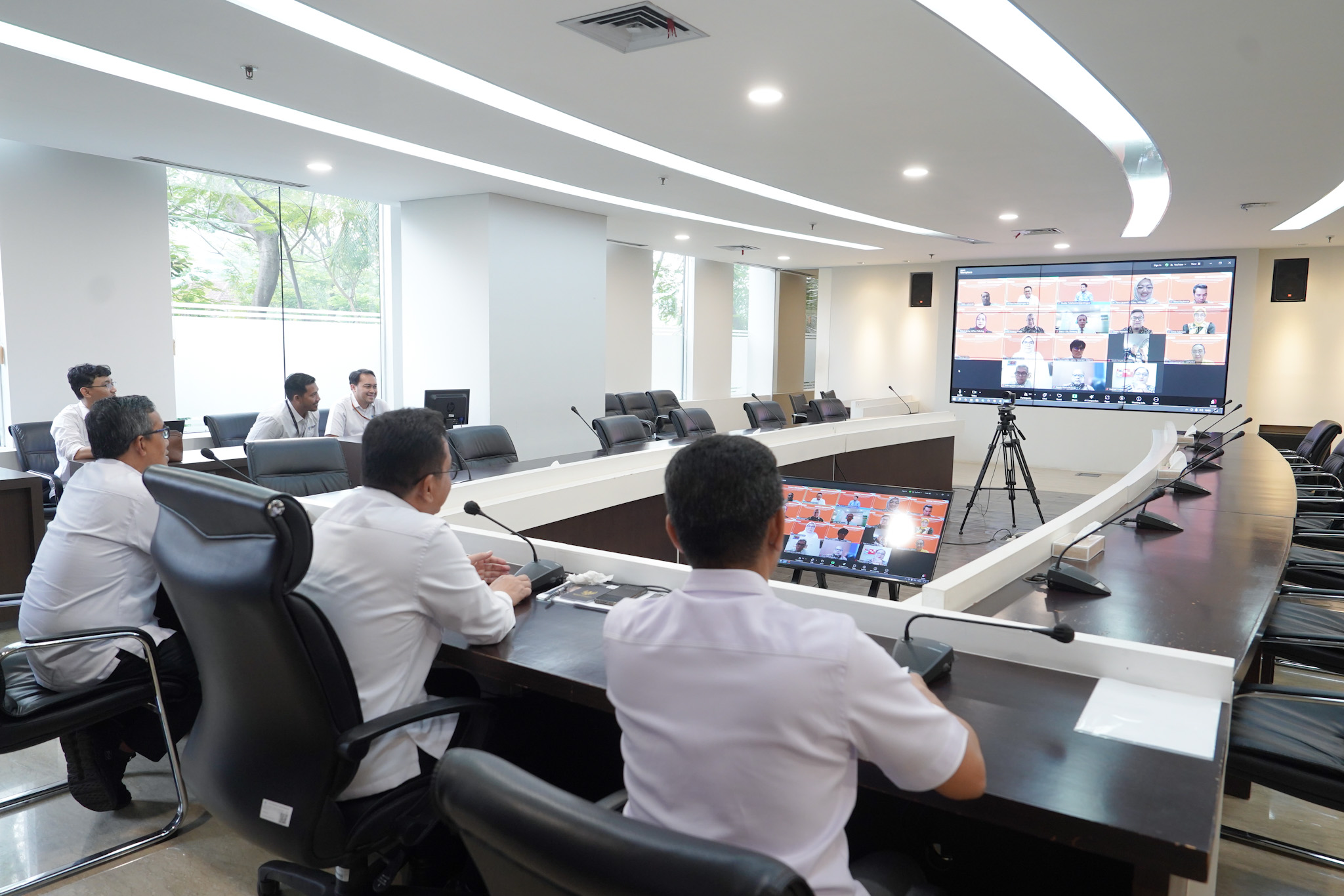 Mendag pada Webinar Kolaborasi Fakultas Ilmu Komunikasi Universitas Esa Unggul dan ...