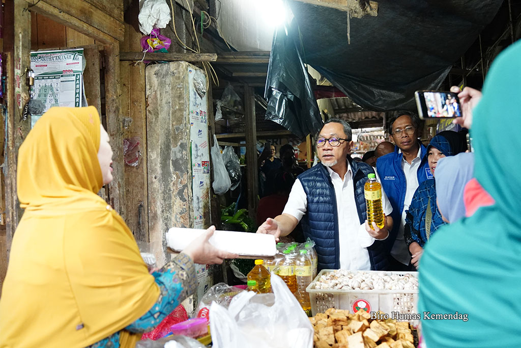 Peninjauan Harga dan Stok Bapok di Pasar Sukorejo, Kendal - Kementerian ... Peninjauan Harga dan Stok Bapok di Pasar Sukorejo, Kendal - Kementerian ...