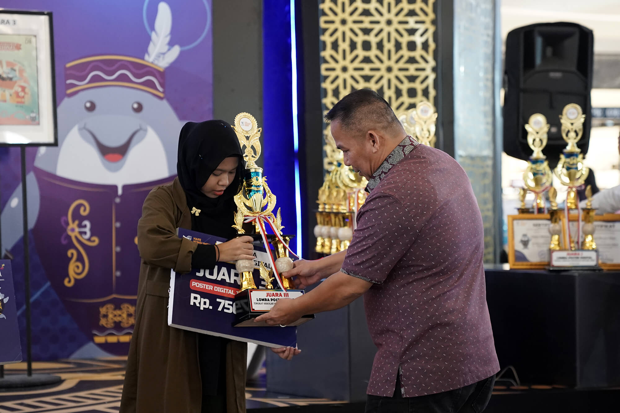 Penyerahan Hadiah Lomba Menggambar, Lomba Mewarnai, dan Lomba Poster ...