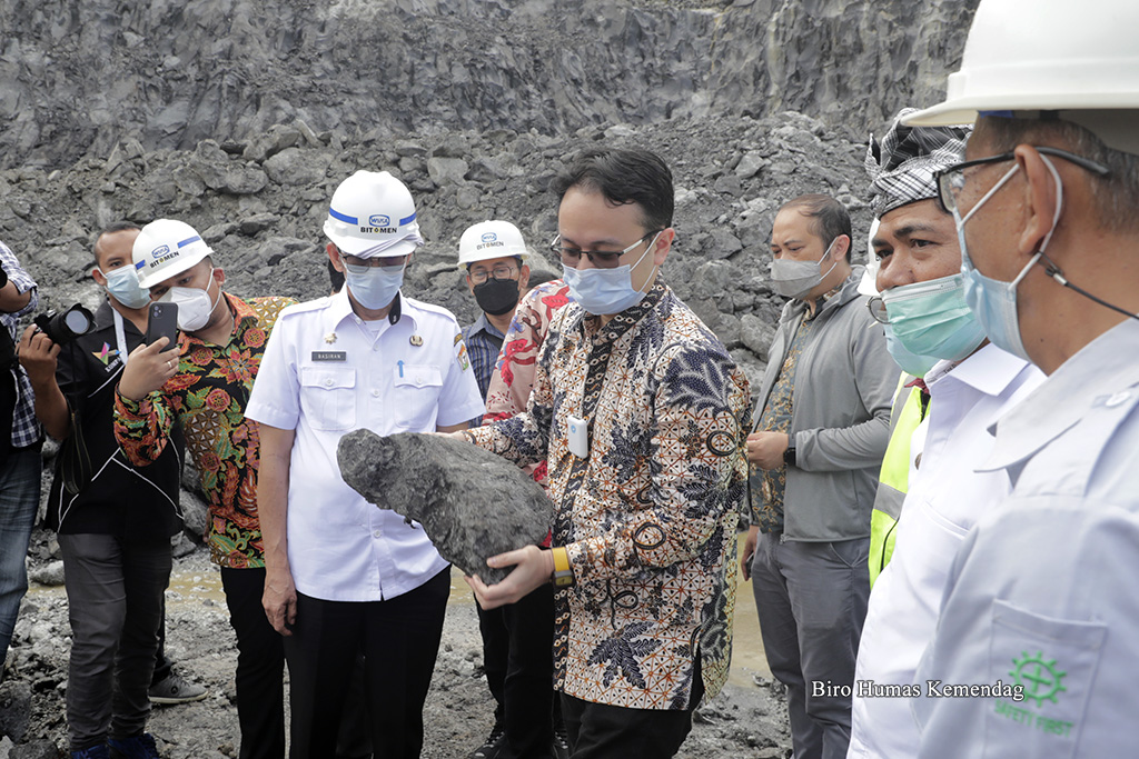 Wamendag Mengunjungi Kantor Wika Bitumen di Buton - Kementerian ...