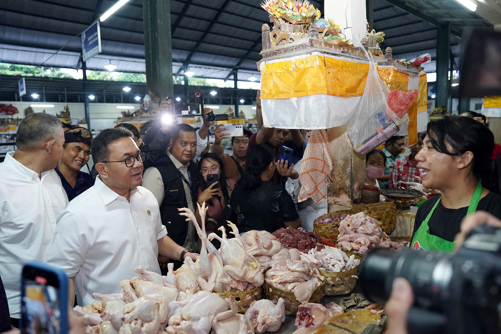 Mendag Tinjau Harga dan Stok Bapok di Pasar Nyanggelan, Denpasar, Bali ...