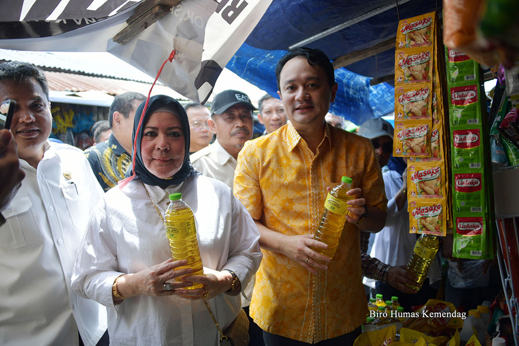 Wamendag Pantau Stok dan Harga Bapok di Pasar Mandonga, Kendari ...