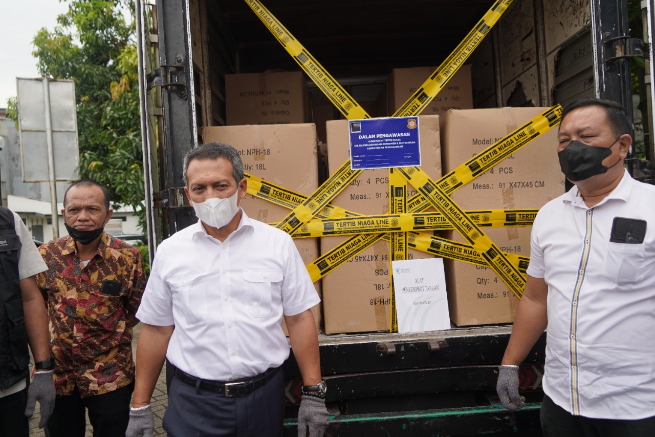 Kemendag Musnahkan Barang yang Tidak Sesuai Ketentuan di Makassar - Kementerian Perdagangan ...