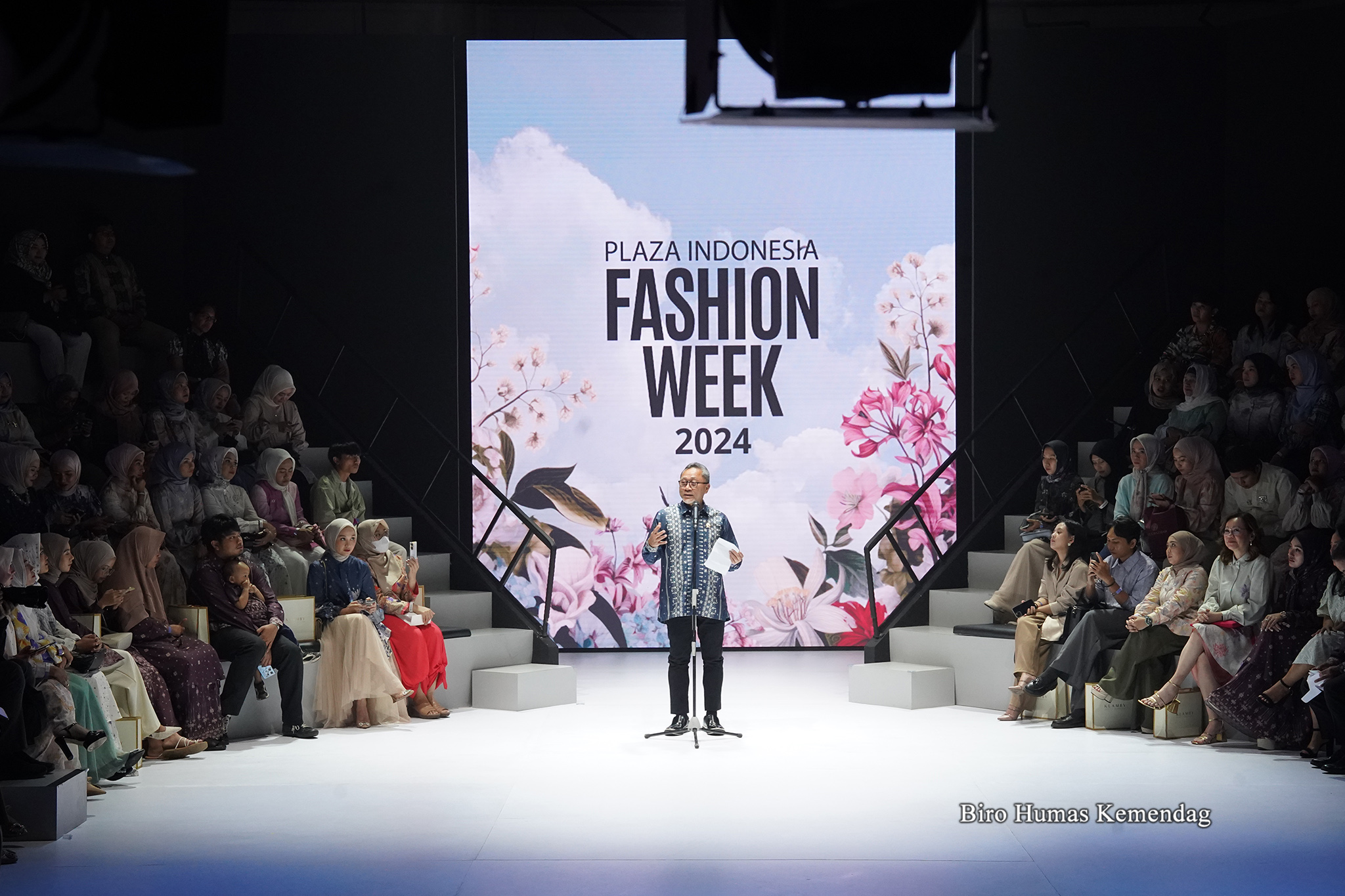 Mendag pada Parade Fesyen Klamby di Plaza Indonesia Fashion Week 2024 ...